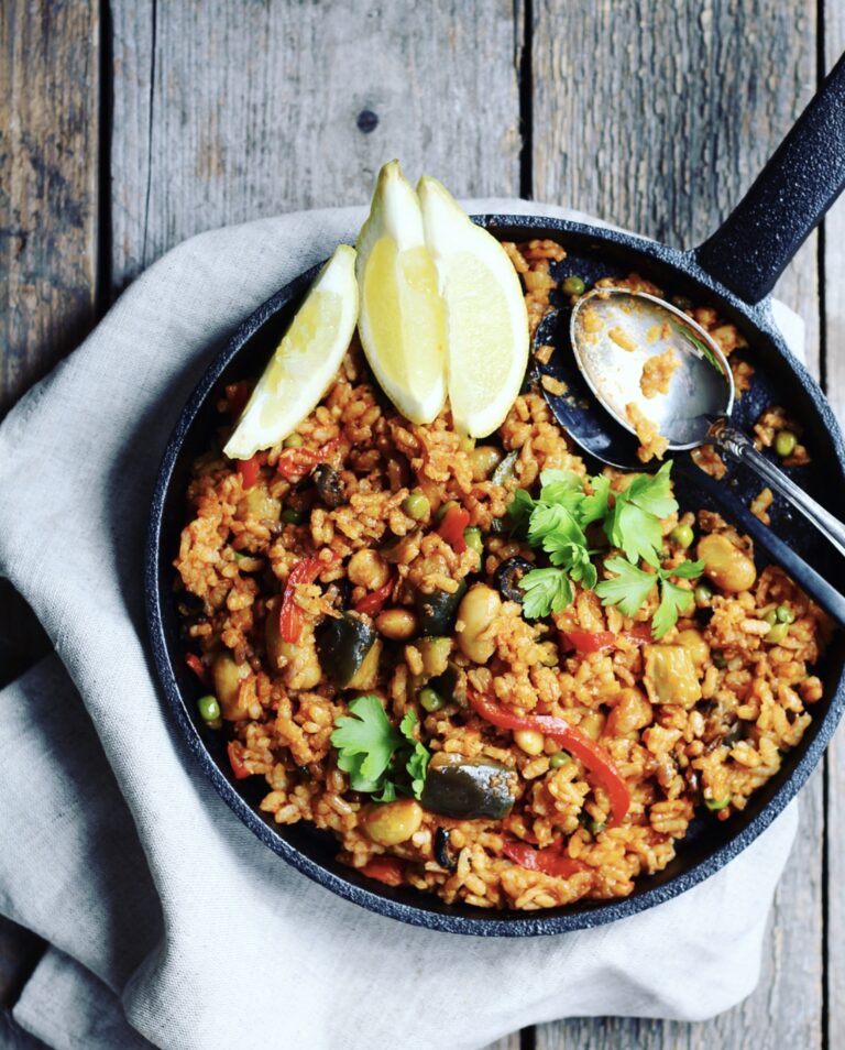 Vegetarisk paella ~ grøntsagspaella med bønner & brune ris - V FOR ...