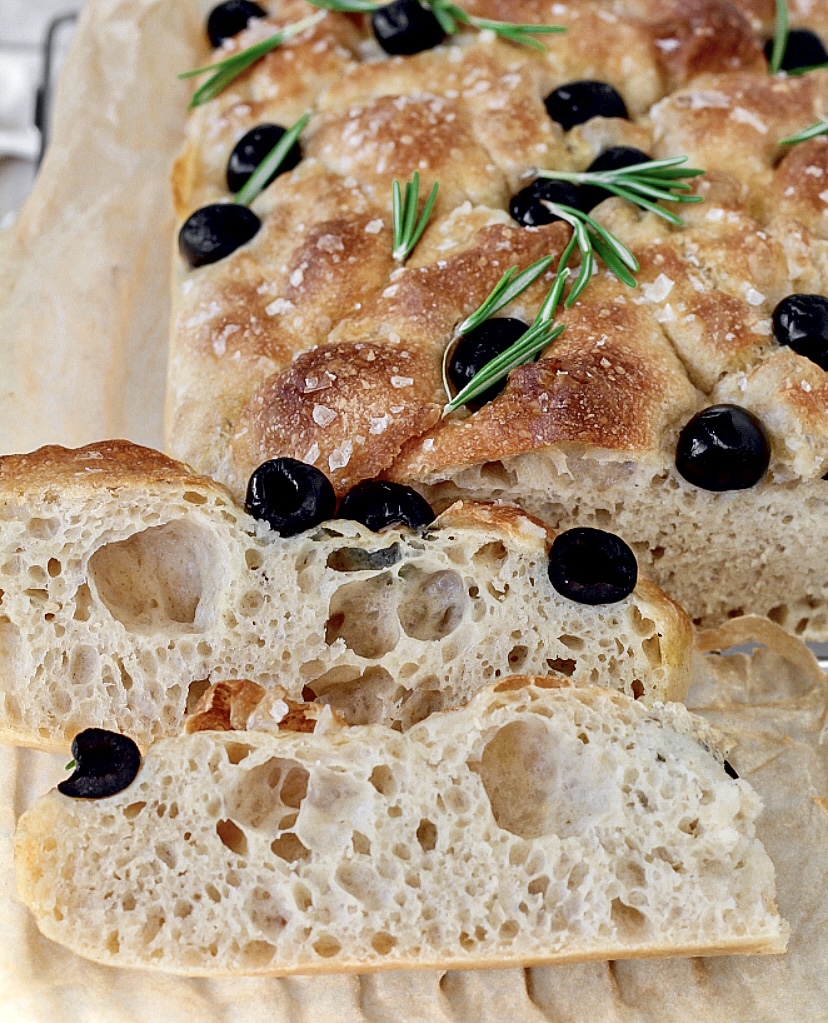 Groft focaccia med oliven og havsalt - V FOR VEGETARISK